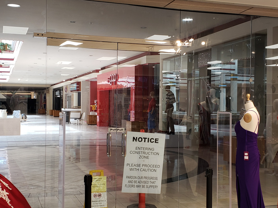 Stranger Things S3: Pics from Starcourt Mall | Movie/TV Board