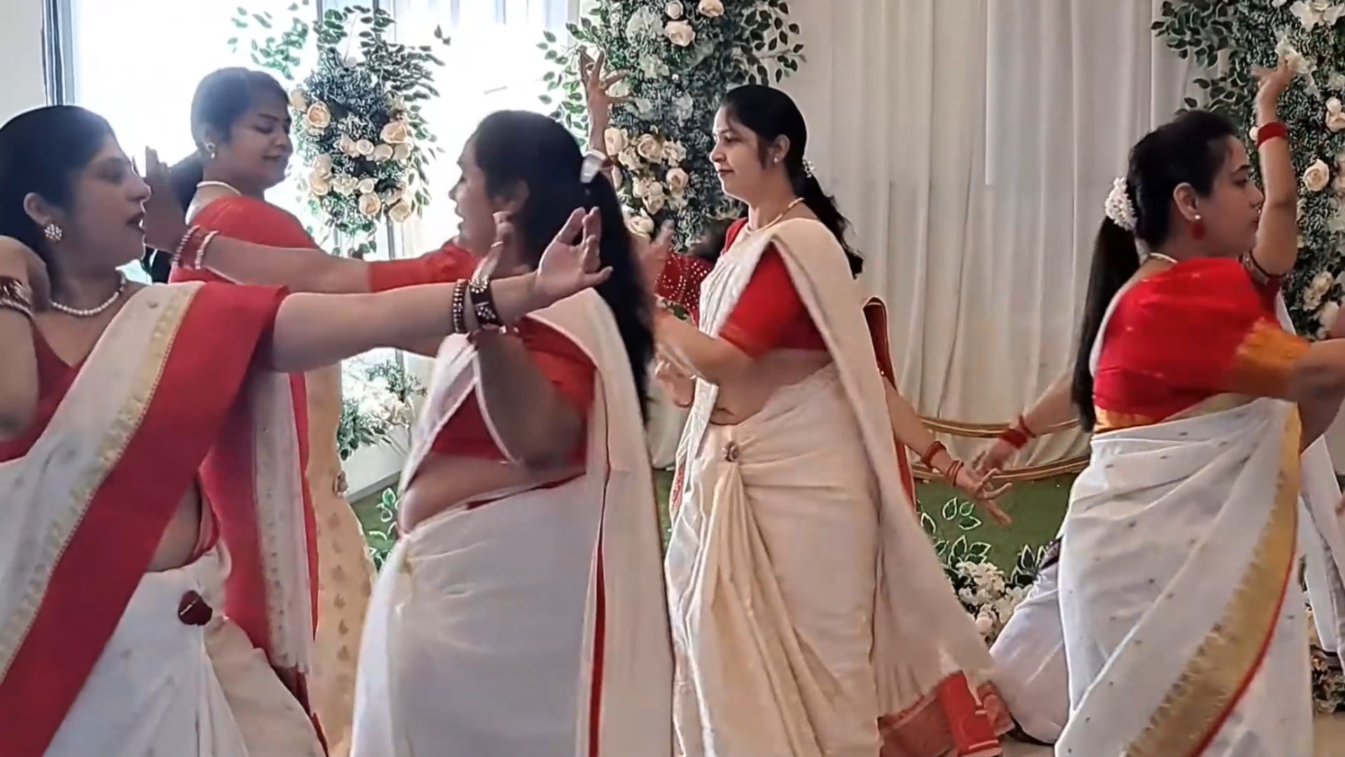 Hot desi aunty deep big navel in white saree mp4 snapshot 00 12 447 — Postimages