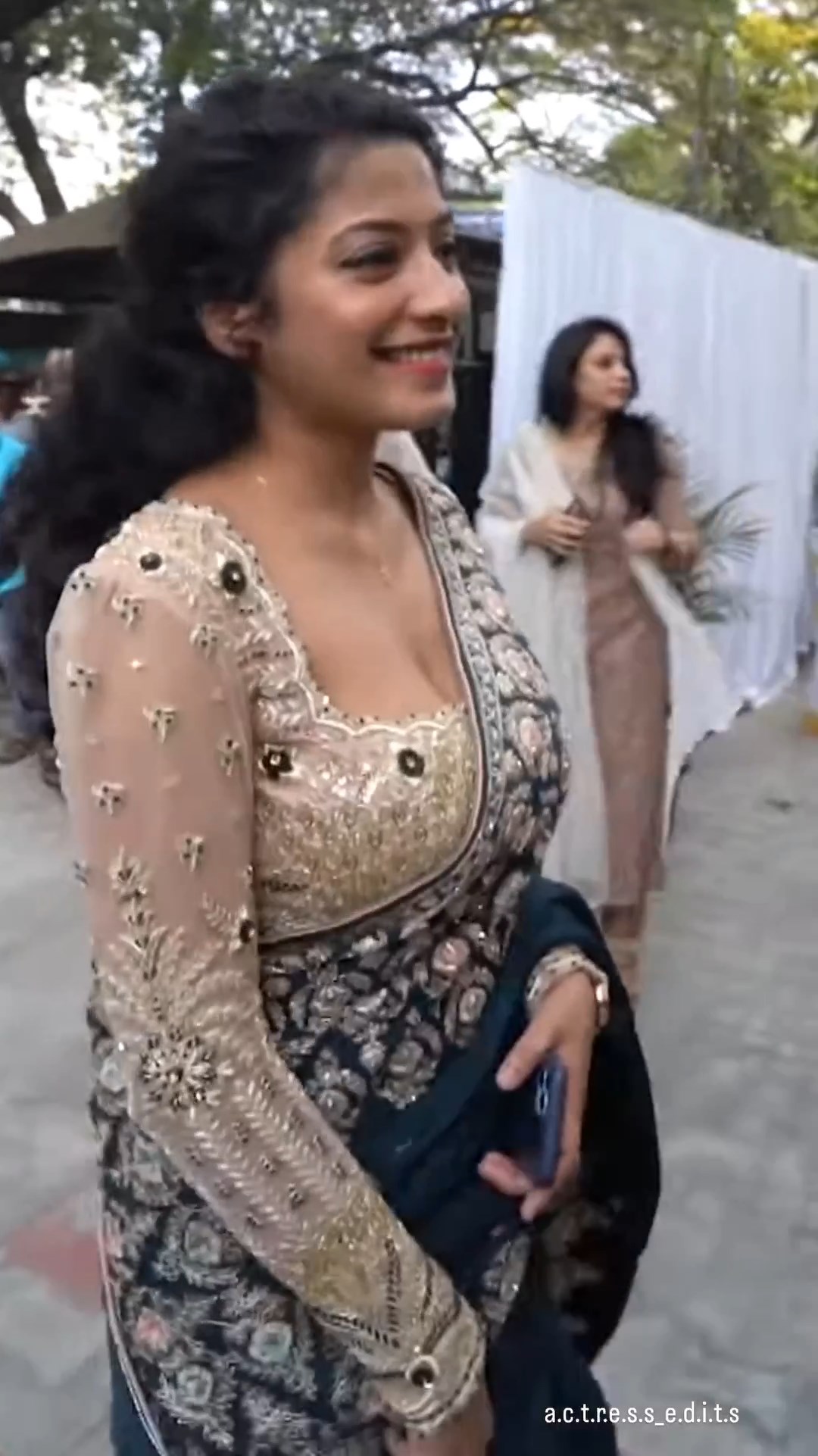 unknnown actress hot cleavage in golden blouse and black saree mp4 snapshot 00 30 476 — Postimages