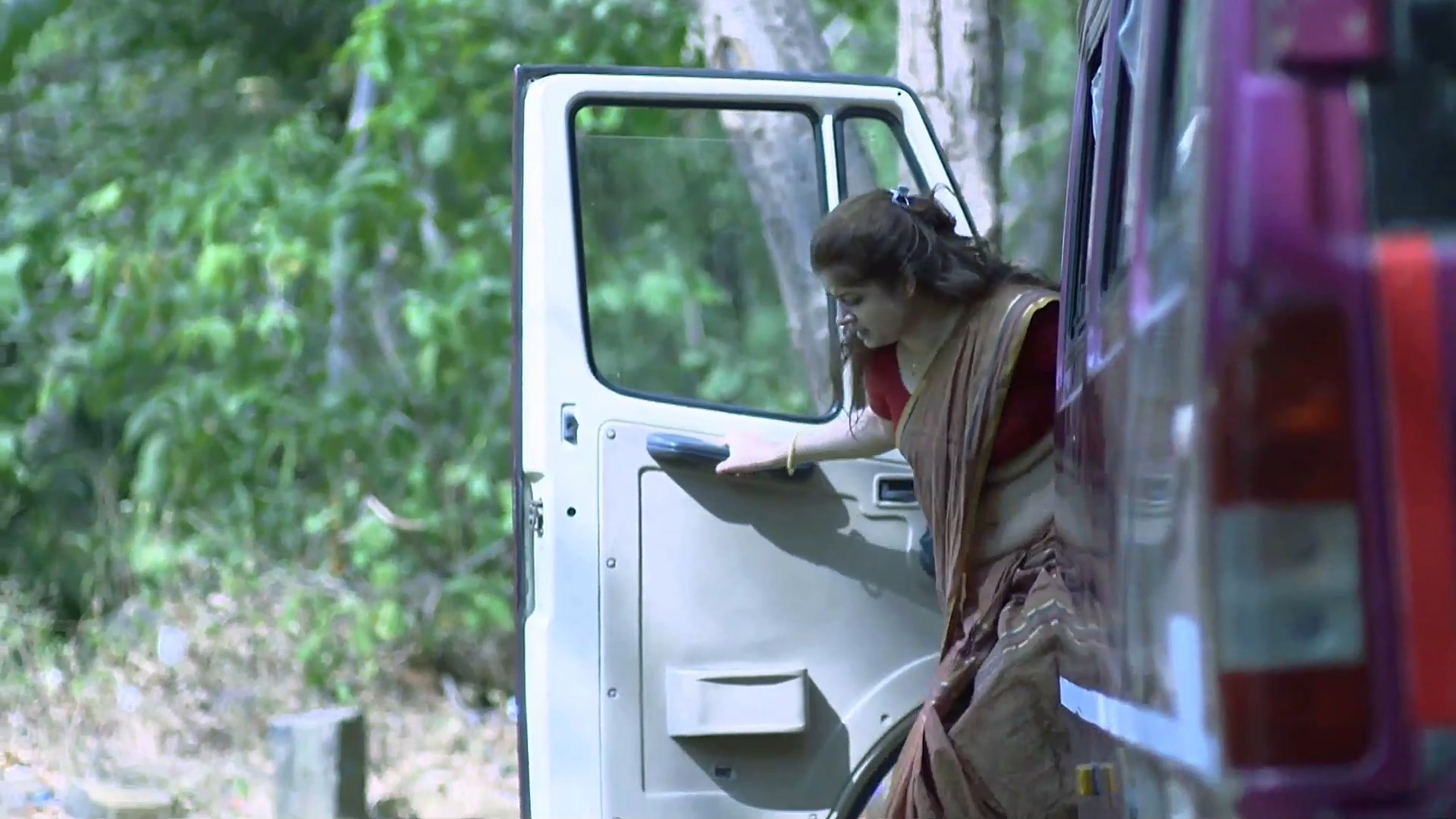 Hot Sexy Teacher Open Big Deep Navel Show in Saree Savdhaan India mkv ...