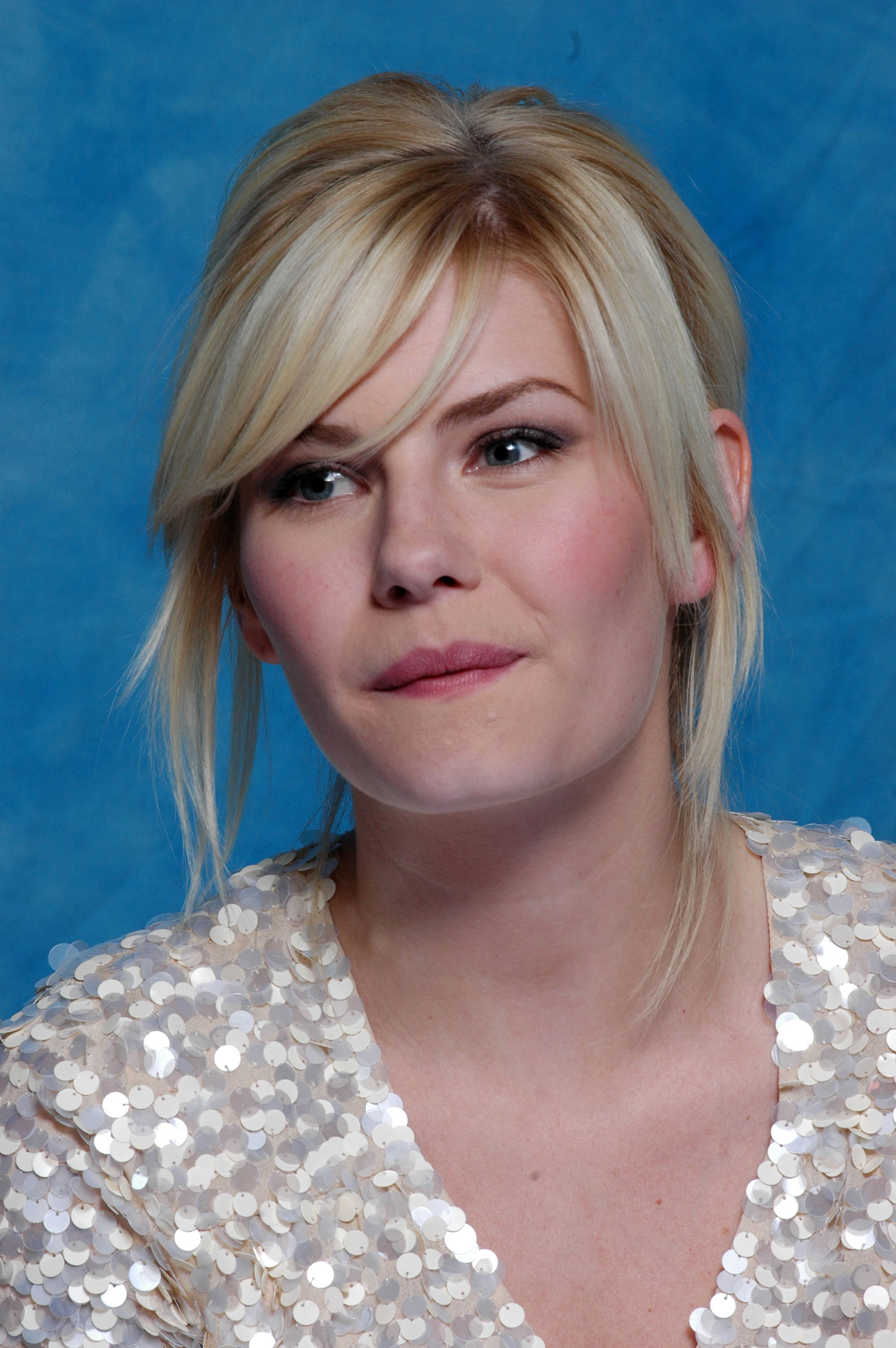 70280 Elisha Cuthbert Photoset6 122 345lo — Postimages