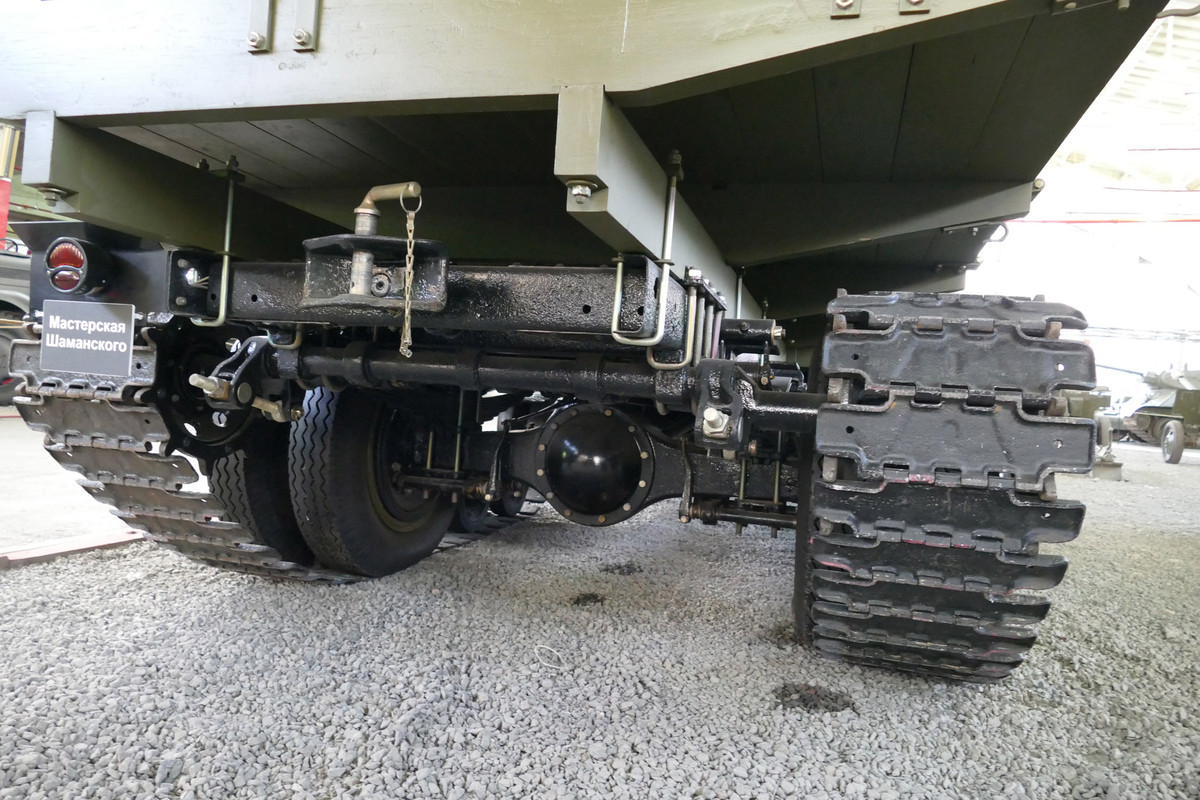 Chars et blindes dans les musees-divers - Page 26