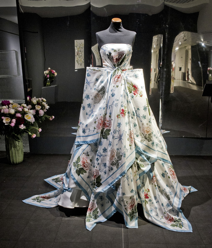 Antonio Riva dona l’abito Peonie al Museo della Seta di Como ...