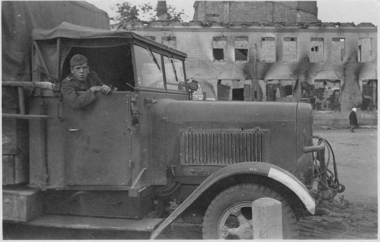 Henschel 33 bonnet side close up Russia 1941 — Postimages