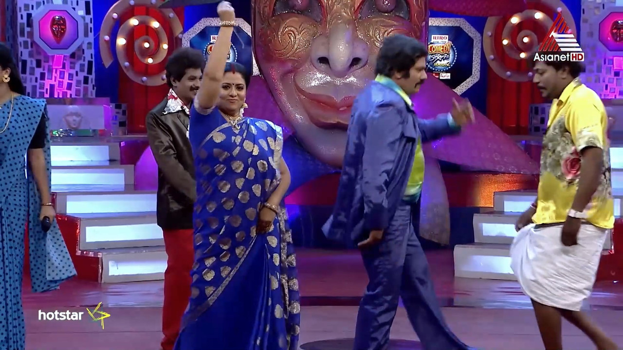 Roopasree Sexy Big Wide Tummy and Deep Navel Hole , Ass in Blue Saree ...