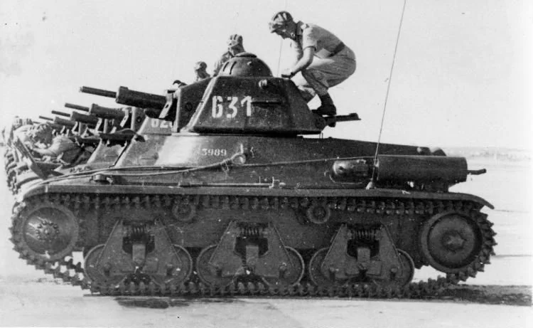 Tamiya 35389 Hotchkiss H39 - Page 2 - Missing-Lynx