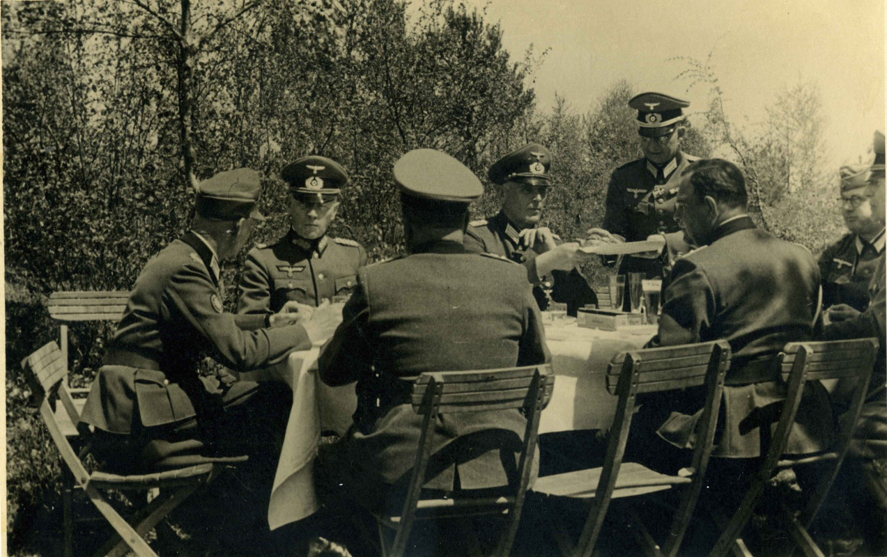 General ad officers on the table — Postimages