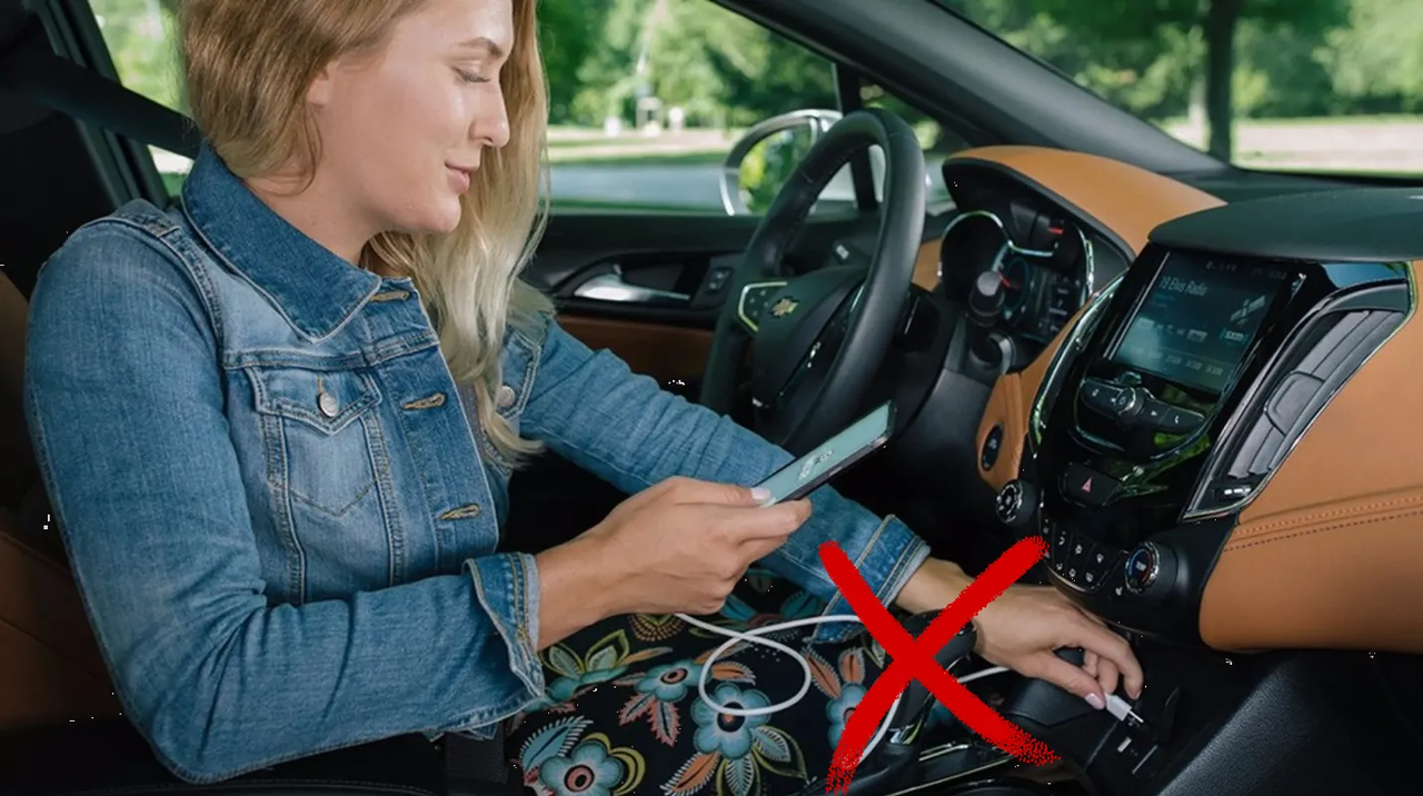 ¿Por qué nunca debes cargar tu celular Android en el auto? - Imperio Noticias