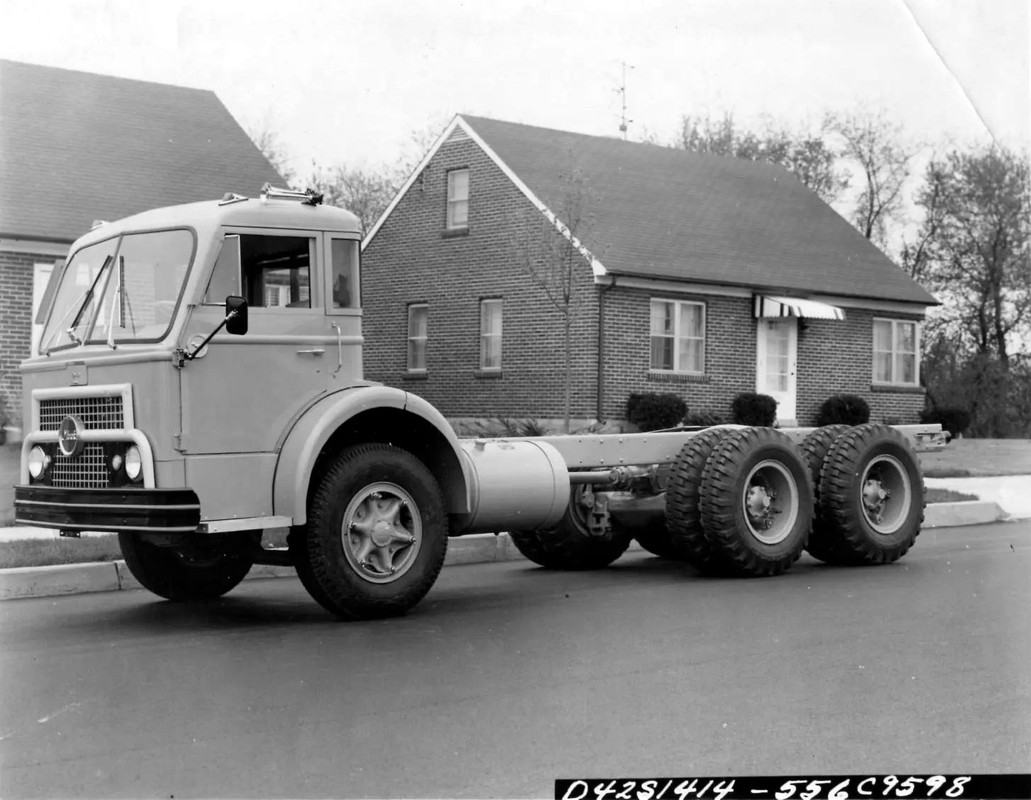 Mack '56 8 COE D 42 S factory photo — Postimages