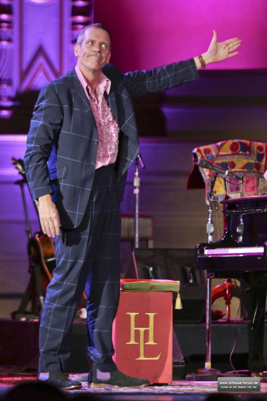 Hugh Laurie and the Copper Bottom Band perform — Postimages