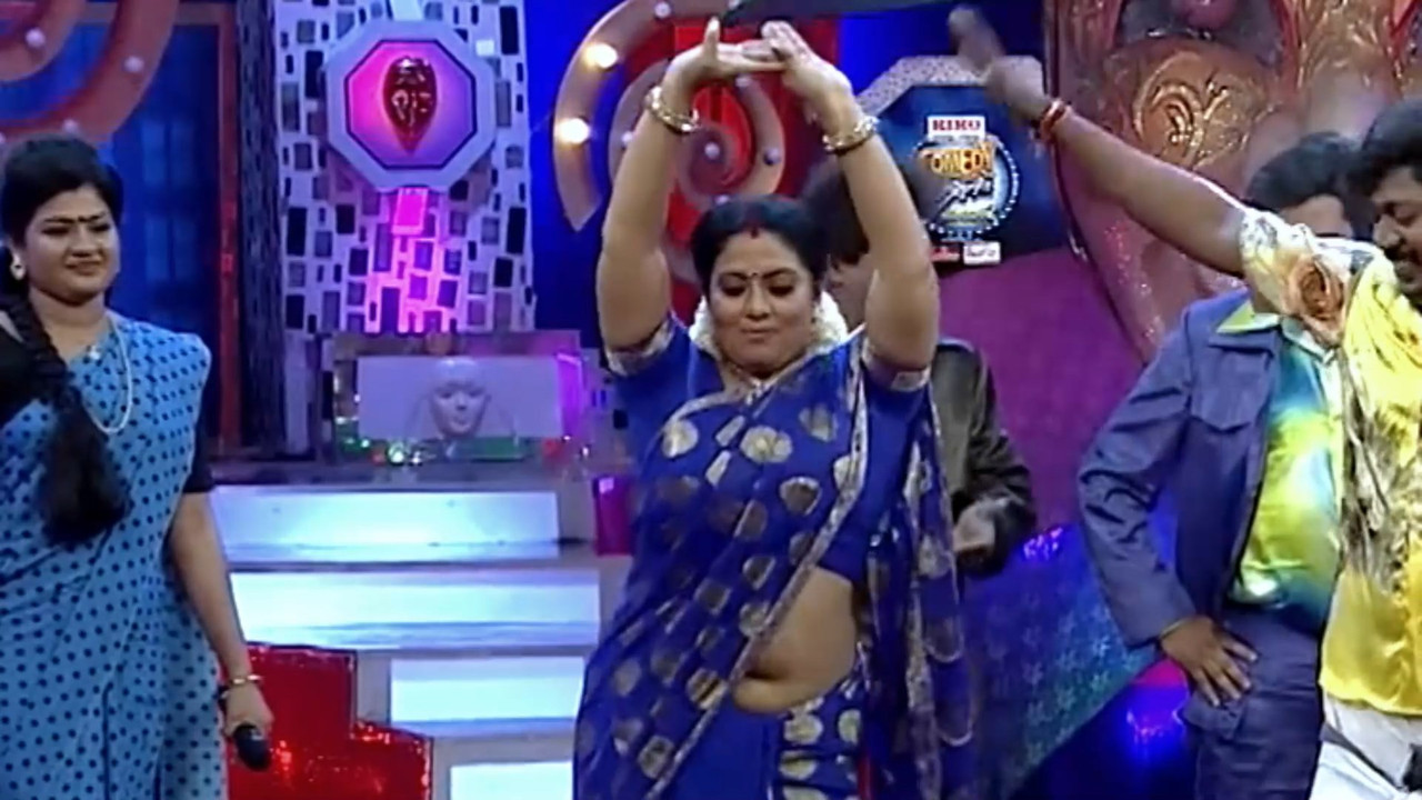 Roopasree Sexy Big Wide Tummy and Deep Navel Hole , Ass in Blue Saree ...