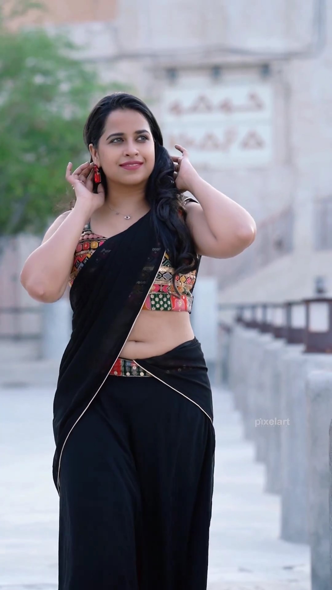 Sadhika Venugopal Sexy Deep navel in black saree mp4 snapshot 00 03 704 — Postimages