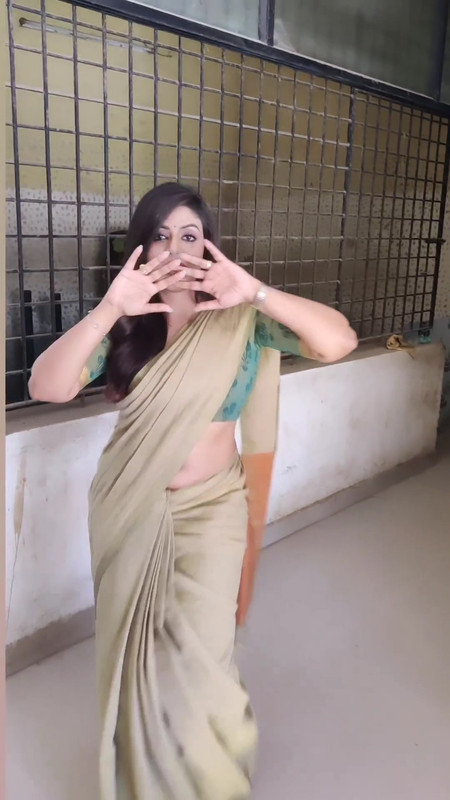 Iniya Sexy navel in grey saree mp4 snapshot 00 28 437 — Postimages