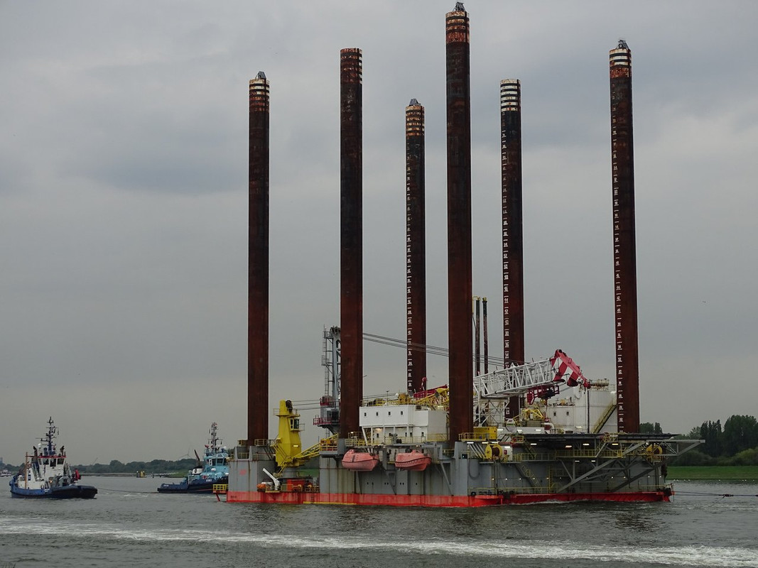 Maersk Handler sleept Seafox 4 stuurboten Fairplay 63 en Vivax 6 5 2024 ...