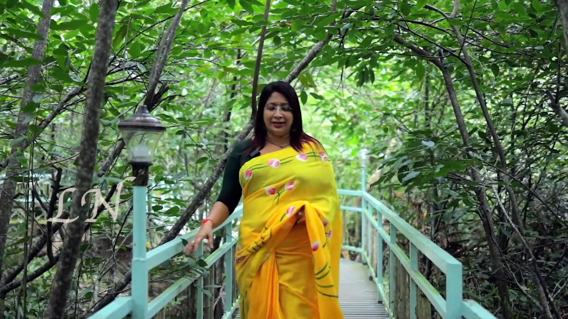 Lekshmi nair Navel slips in yellow saree and shar boobs and ass mp4 snapshot 00 09 348 — Postimages