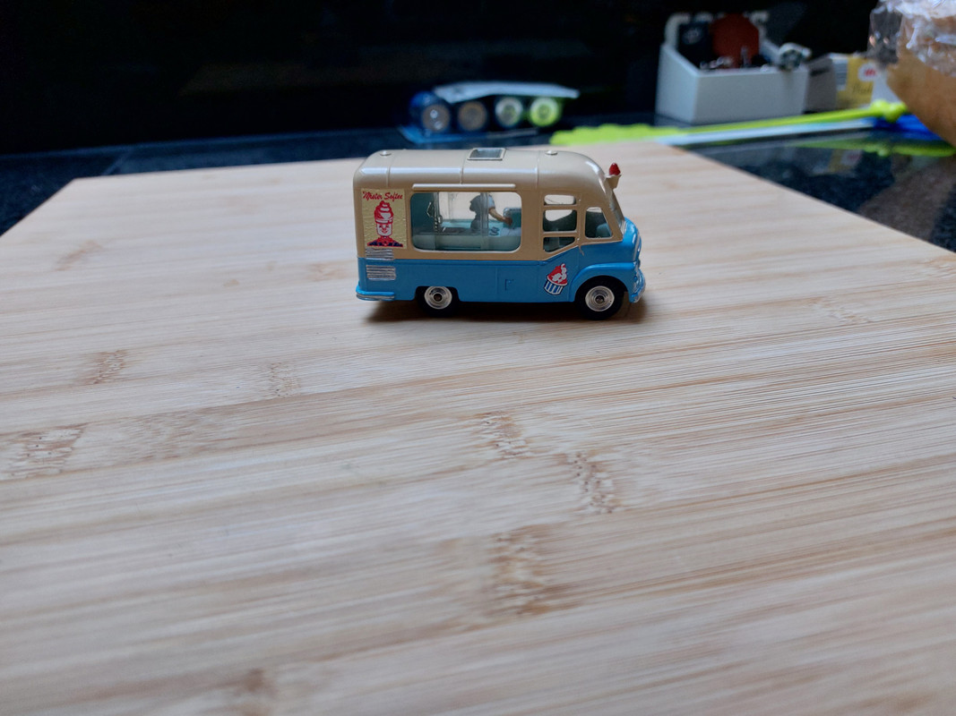 Ice cream van with decals — Postimages