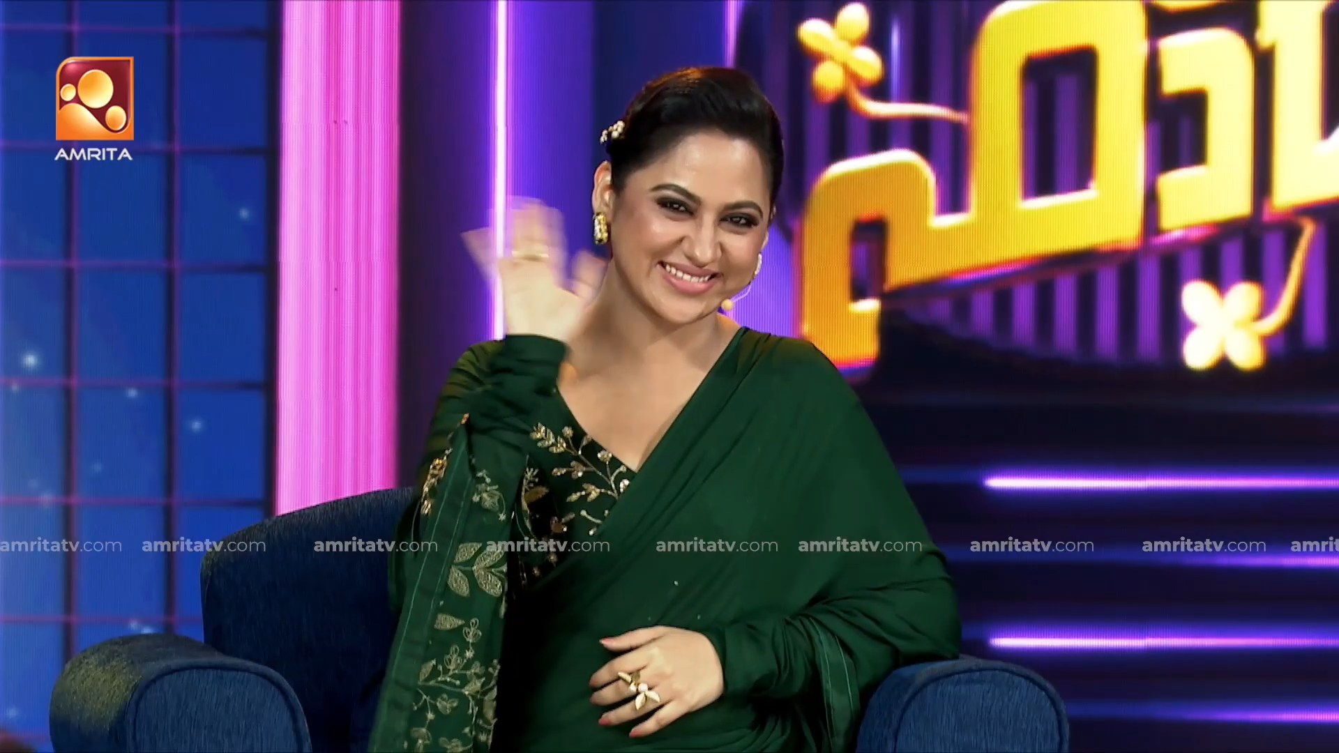 Miya George Sexy navel Slips in greens aree mp4 snapshot 00 00 326 — Postimages