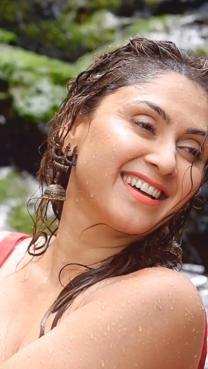 Manjari Phadnis Hot Red Saree mp4 0013 — Postimages