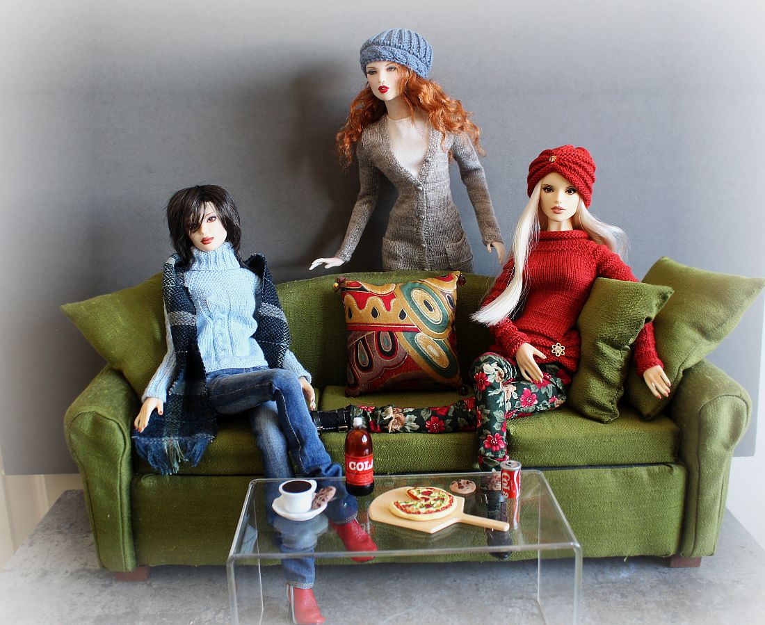 kinetic giselle tzshe numina ozone girls night out full on couch ...