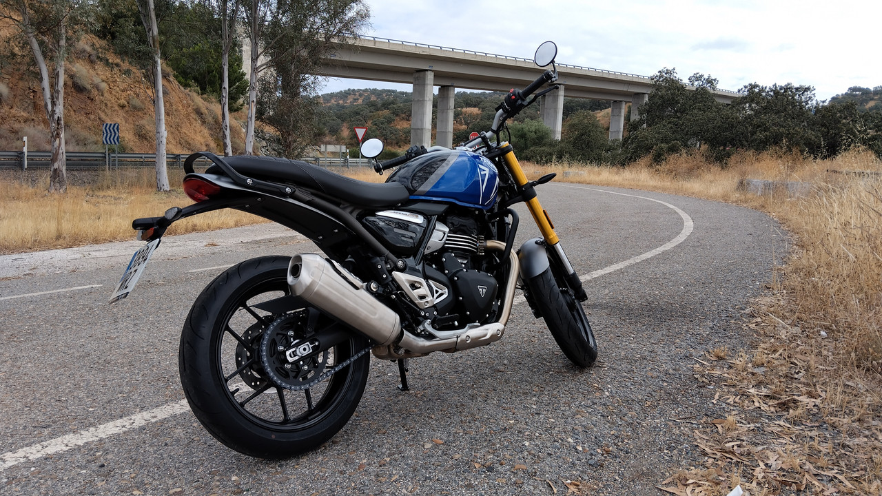 Wendy, the caspian blue Speed. | Triumph 400 Forum