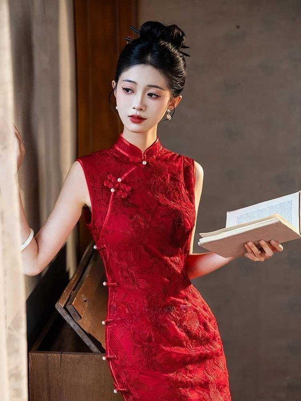 From Fabric to Finish: The Craftsmanship Behind Sleeveless Qipao ...
