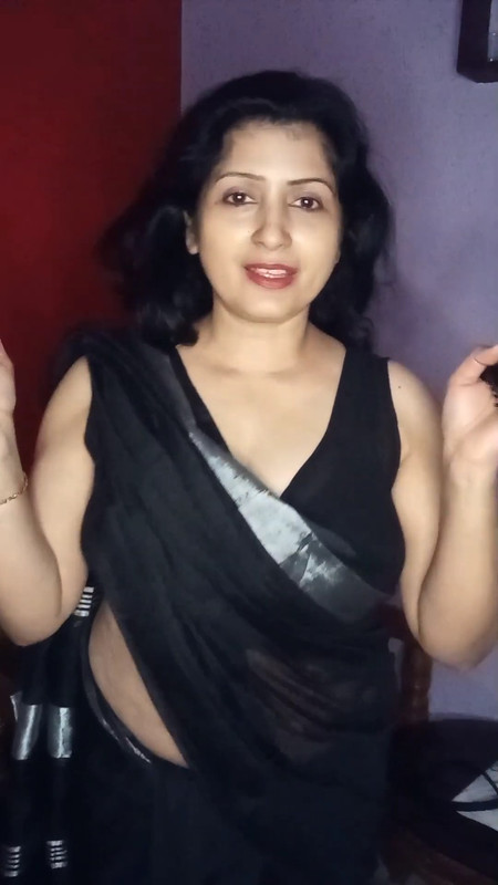 Sexy Voluptous Bengali Aunty Huge Boobs And Big Open Deep Navel In