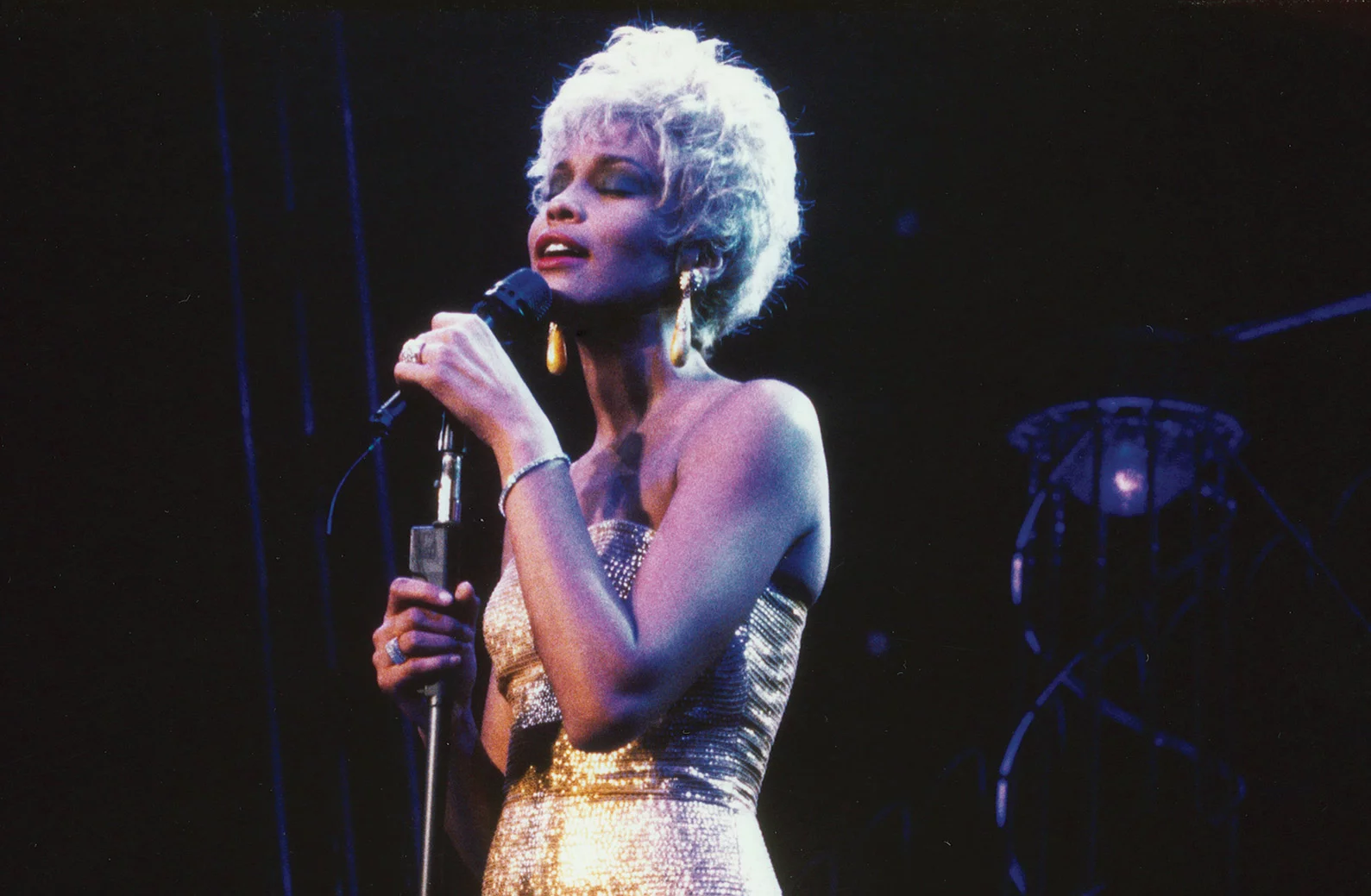 Who was more beautiful in their prime: Whitney Houston or Mariah Carey ...