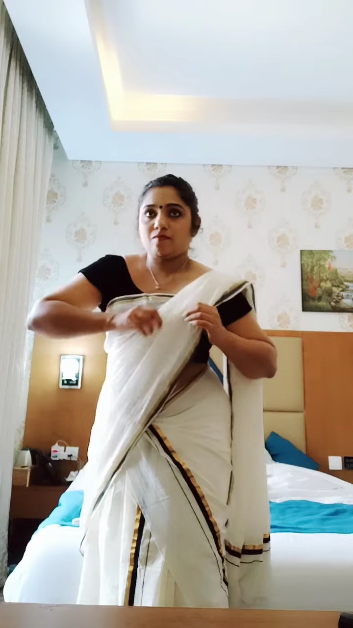 Jeepsa Beegham Sexy Big Open Navel in Kerala Saree webm snapshot 00 16 607 — Postimages