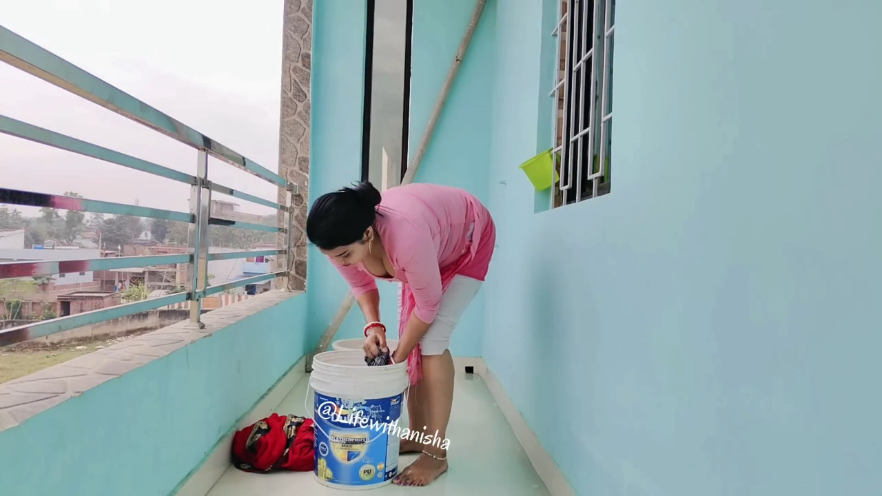 Desi busty girl,huge boobs and cleavage show while cleaning in pink ...