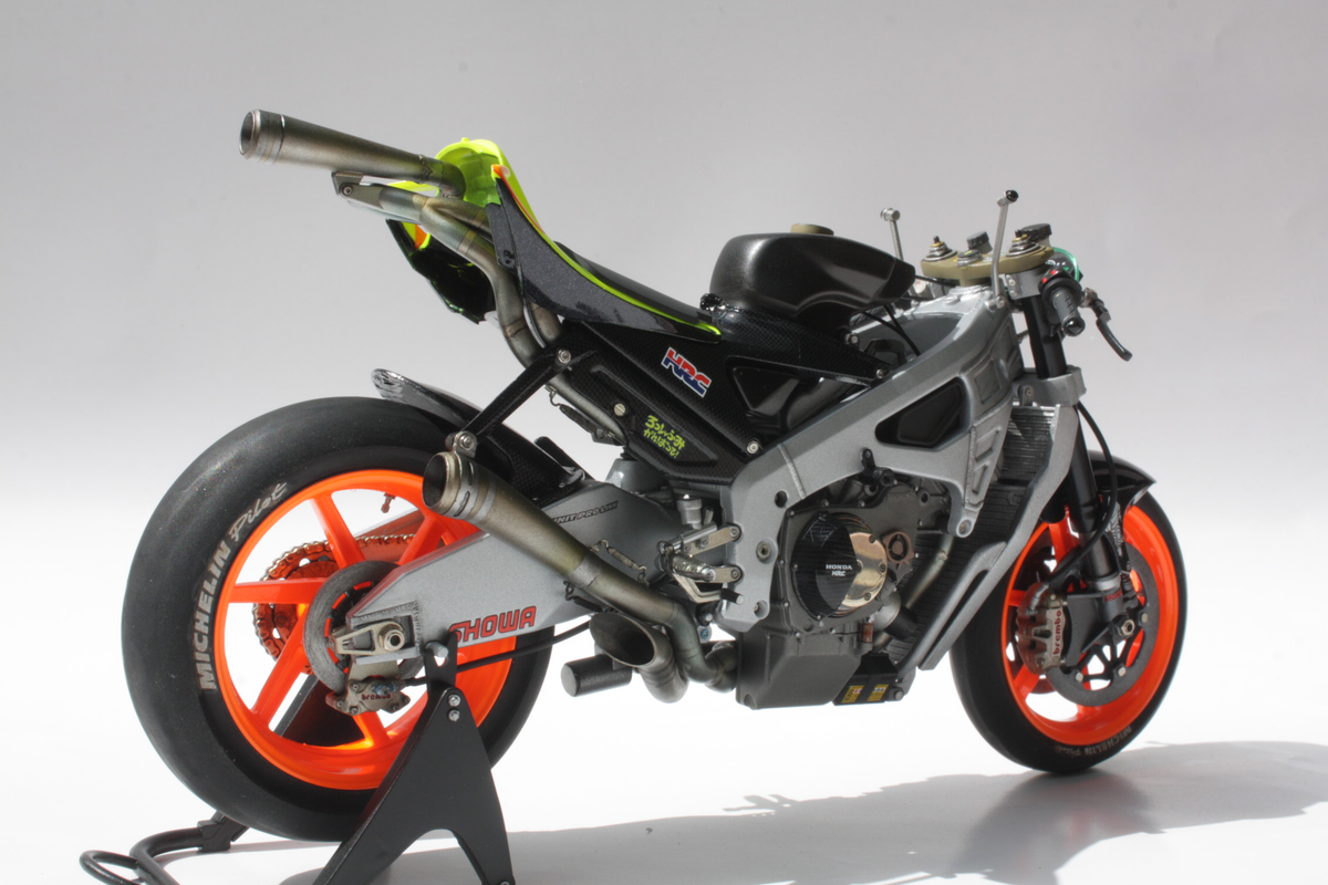 Tamiya 1/12 Repsol Honda RC211V '03 - Rossi, Valencia edition - Ready ...