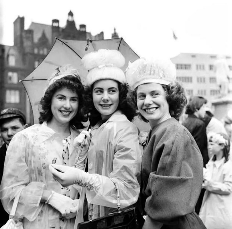 vintage manchesterwhitwalksjune1960(twoladiesinvintageplasticmacs) — Postimages