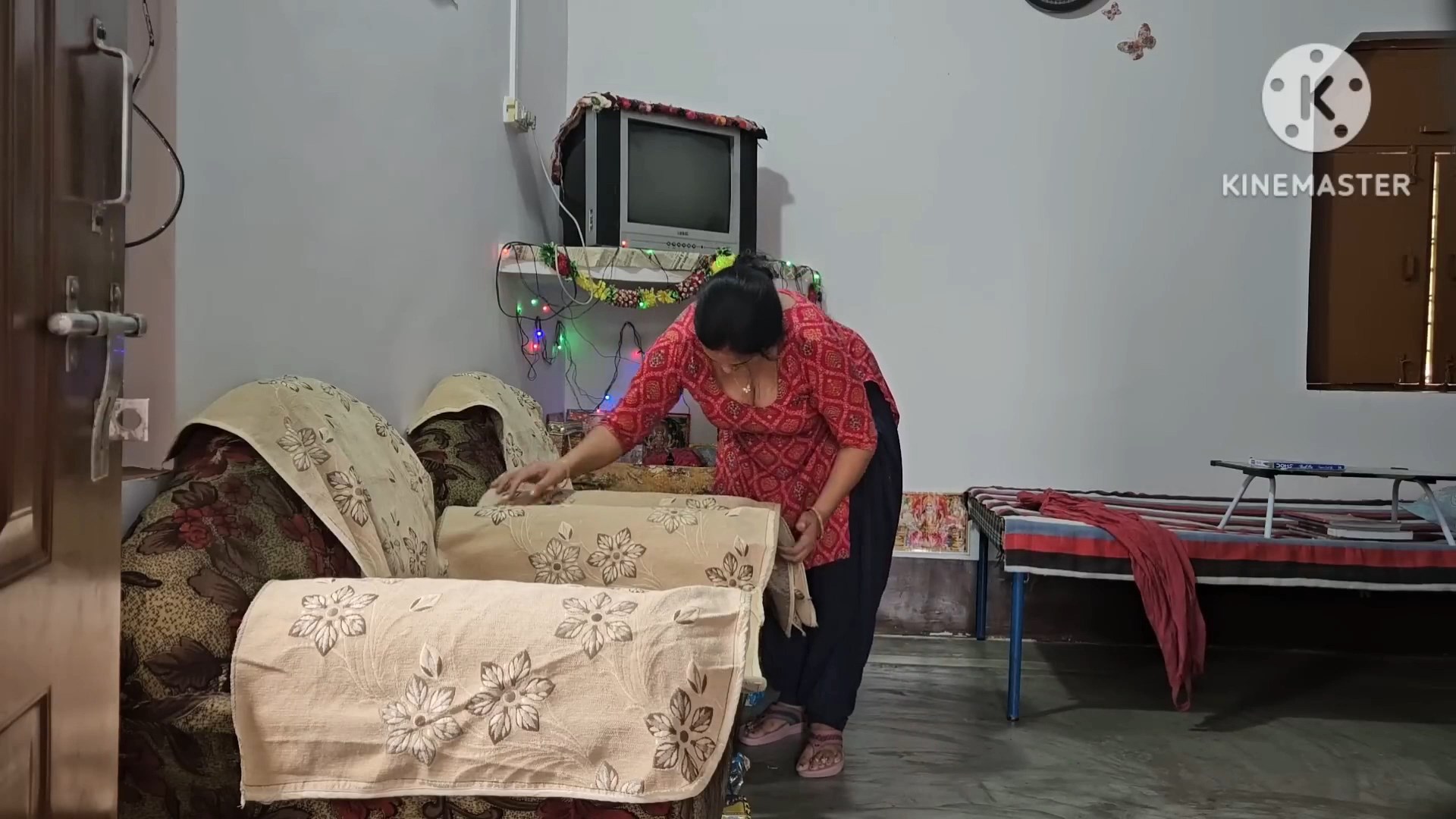 Hot desi lady wide big boobs and cleavage mp4 snapshot 02 26 396 — Postimages