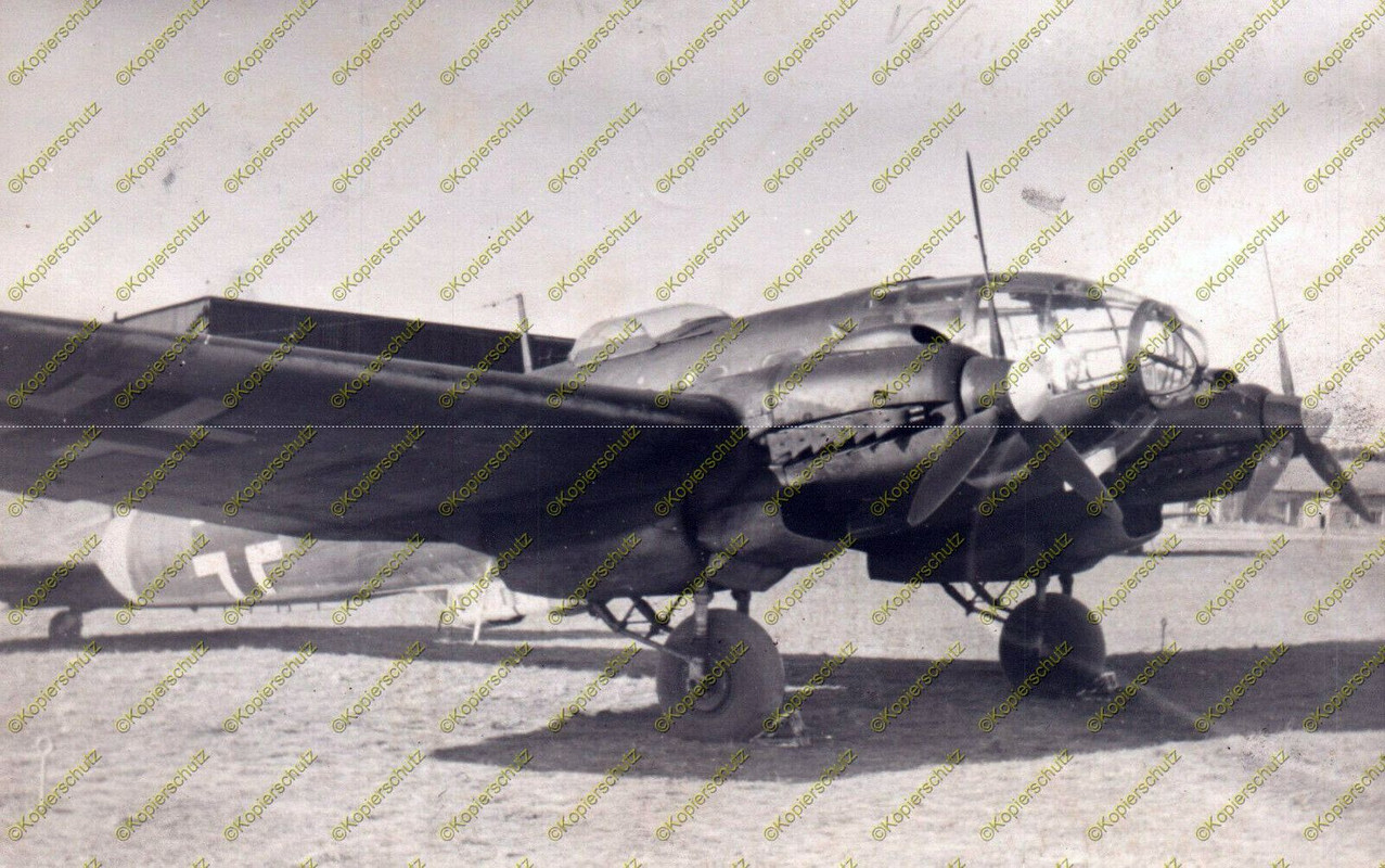 He 111 auf Flugplatz, ( RB) — Postimages