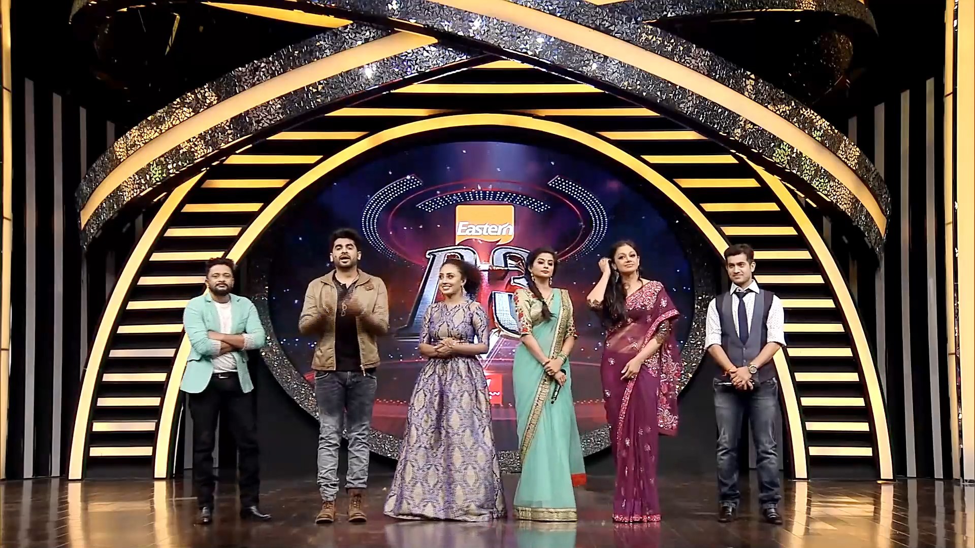 Shobana Wide Stretched Belly And Deep Wide Big Navel Hole in ...