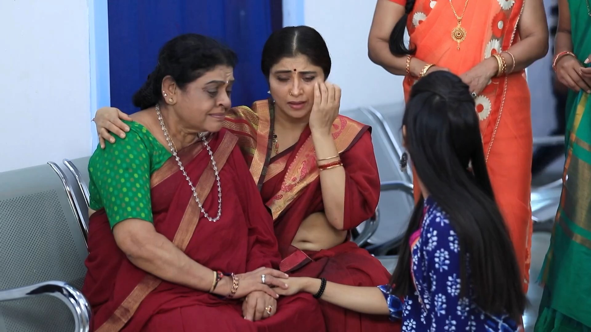 Kannada Serial Actress Swathi Sexy Big Deep Open Navel Slips in Saree ...