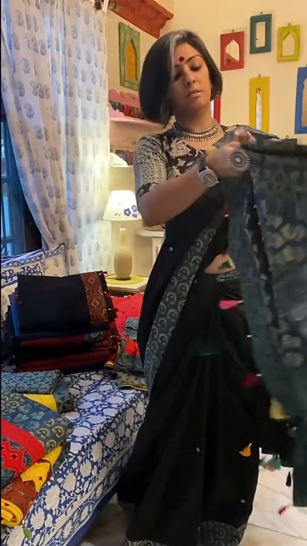 Sexy Bengali Lady Big Deep Navel in Black Saree mkv snapshot 00 08 691 ...