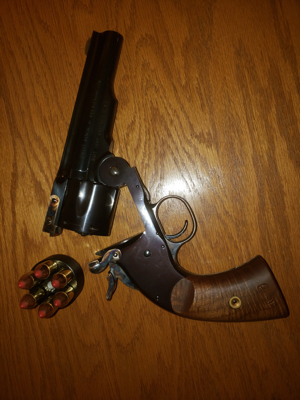 Does anyone here regularly carry a single action revolver as a CCW ...