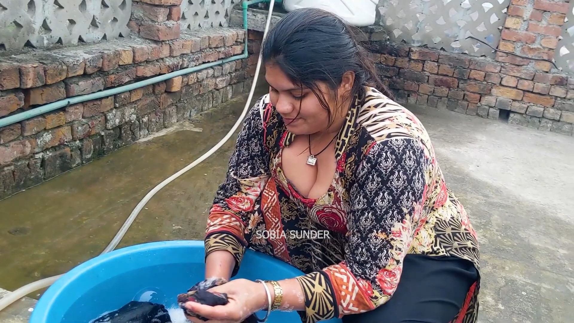 Desi chubby girl big boobs and cleavage show in tight churidhar mp4 snapshot 00 05 366 — Postimages