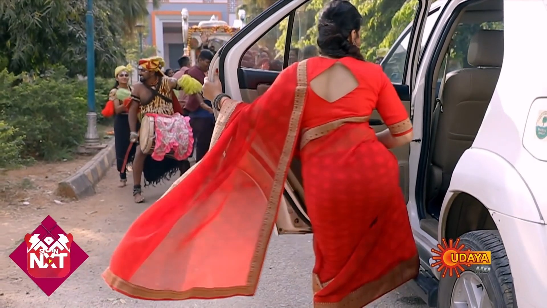 Siri Prabhakar Sexy navel through Saree mp4 snapshot 00 35 706 — Postimages