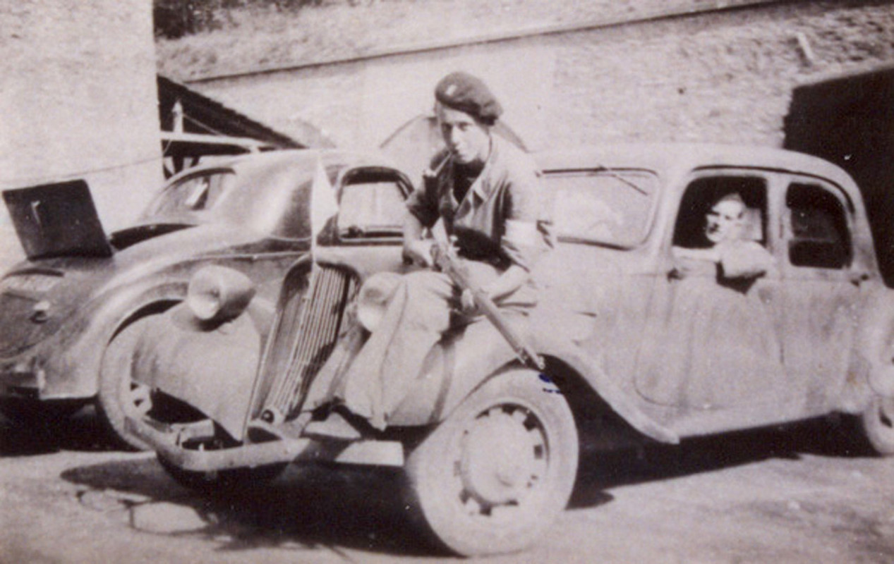 Un FFI pose devant une traction reprise aux Alle — Postimages