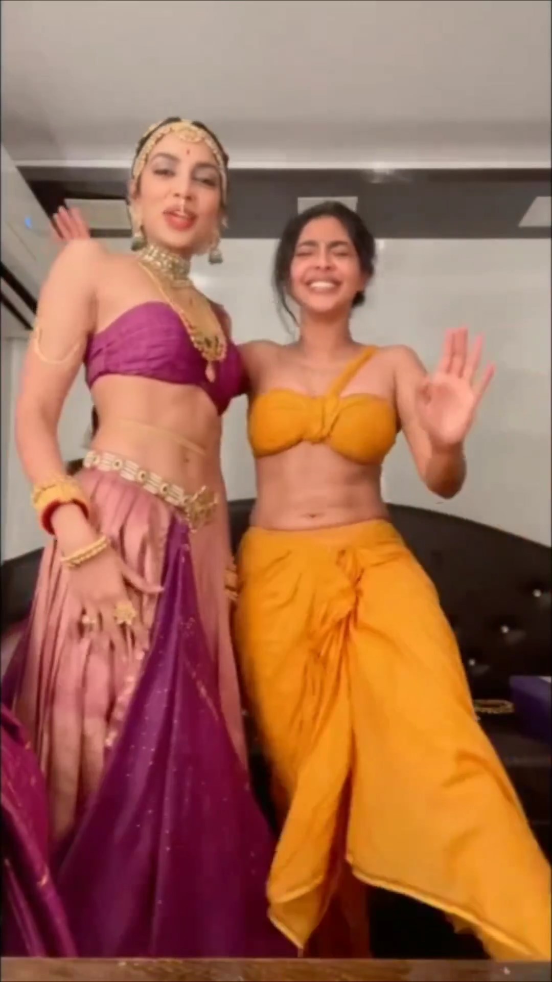 Aishwarya Lekshmi Hot Rare Open Navel Show mp4 snapshot 00 03 539 — Postimages