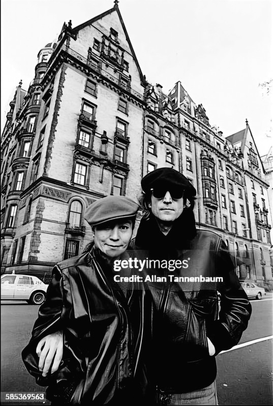 John Yoko Dakota corner CP 1980 — Postimages