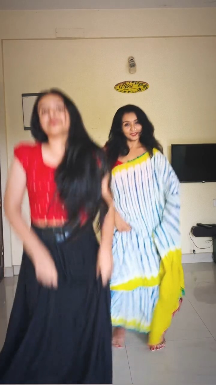 fleshy malayali lady and daughter navel slips whiel dancing mp4 snapshot 00 35 542 — Postimages