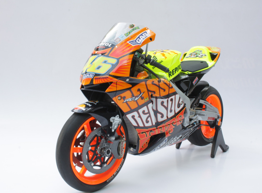 Tamiya 1/12 Repsol Honda RC211V '03 - Rossi, Valencia edition - Ready ...