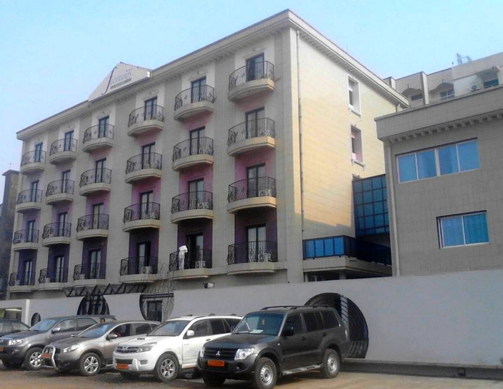 Douala (Cameroon) today. New photos from that large and dynamic city ...