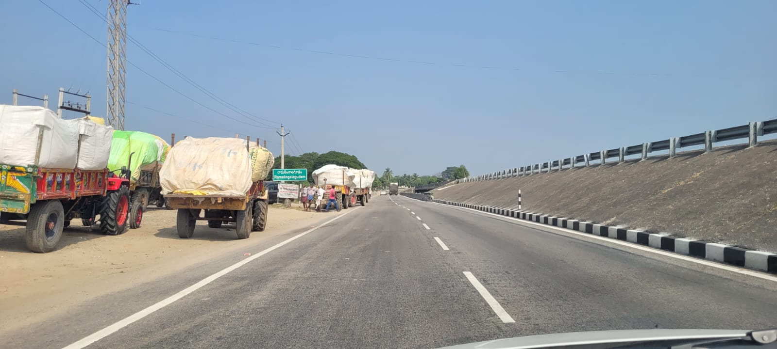 Loading goods into vehicle on road side — Postimages
