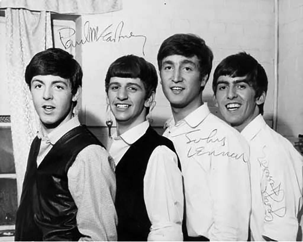 Beatles in dressing room signed 1963 — Postimages