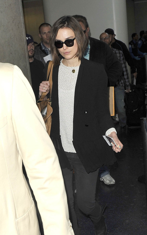 75501 Preppie Keira Knightley at LAX 9 122 448lo — Postimages