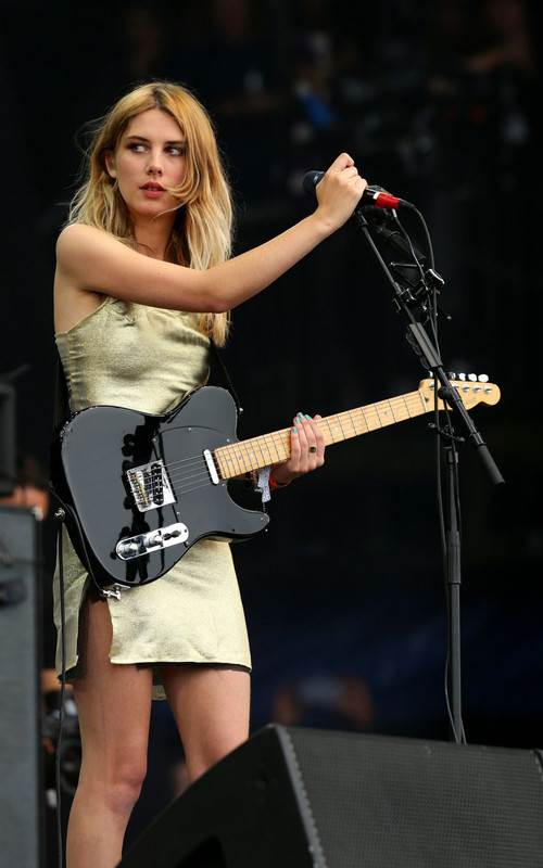 101665763 Ellie Rowsell of Wolf Alice performing on the Pyramid Stage ...