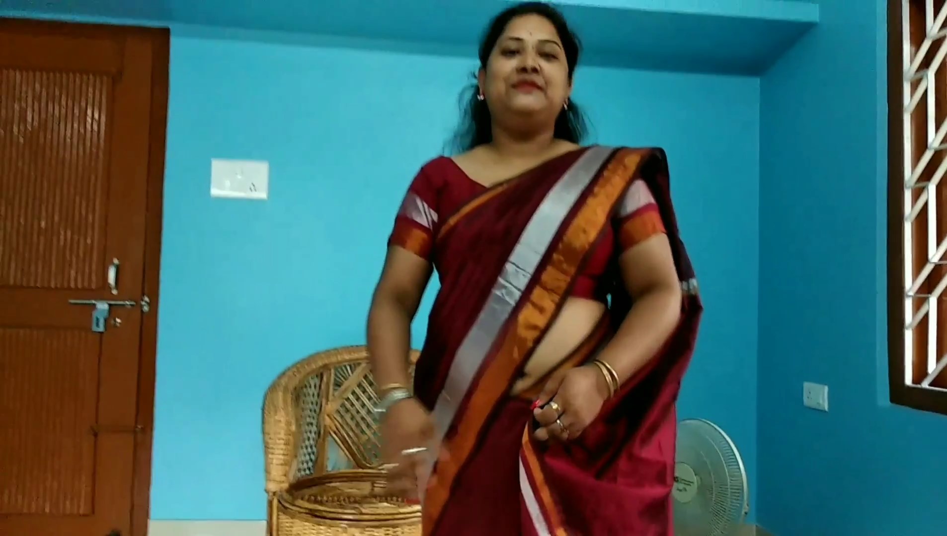 Nepali Aunty Oprn Big Navel Show In Red Saree Mp4 Snapshot 00 29 832